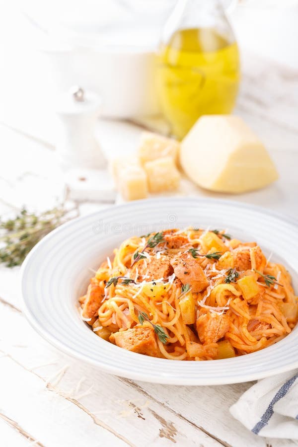 Massa Bolonhesa Dos Espaguetes Com Molho De Tomate, Vegetais E Carne Da ... Massa Bolonhesa Dos Espaguetes Com Molho De Tomate, Vegetais E Carne Da ...