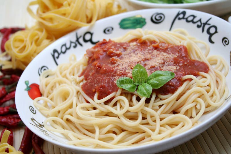 Massa com molho de tomate imagem de stock. Imagem de massa - 35781527