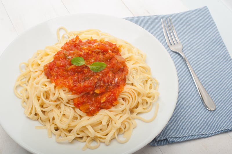 Massa com molho de tomate foto de stock. Imagem de fresco - 48038342