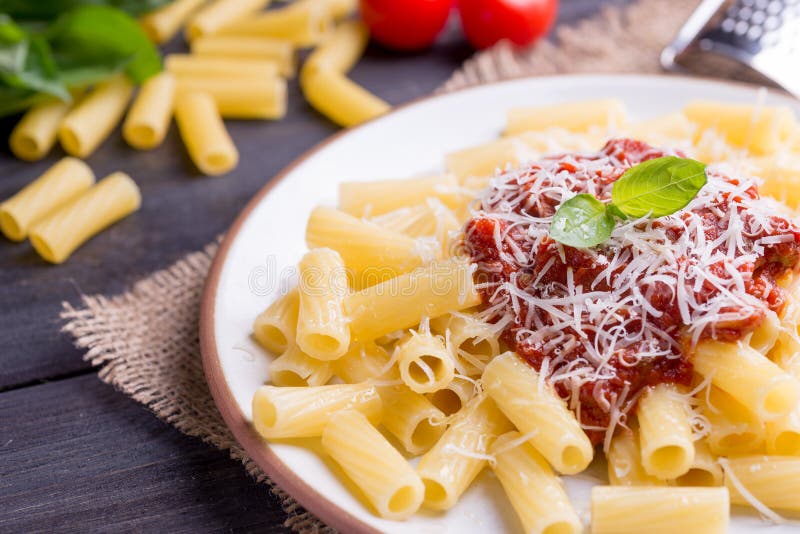 Massa Com Molho De Tomate E Parmigiano Na Tabela De Madeira Natural ...