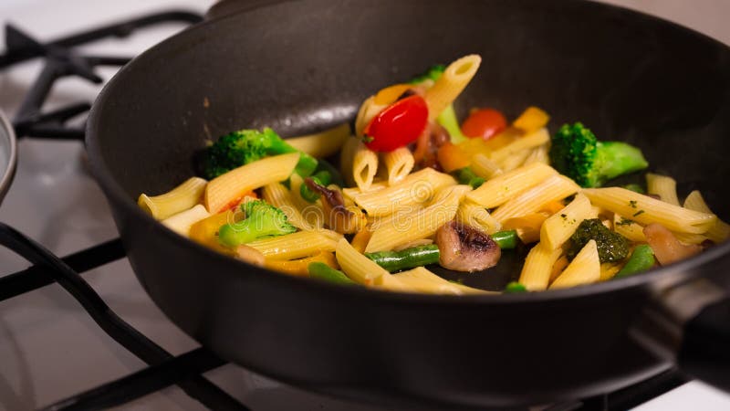 Massa De Primavera Com Cogumelos Foto de Stock - Imagem de fettucina ...