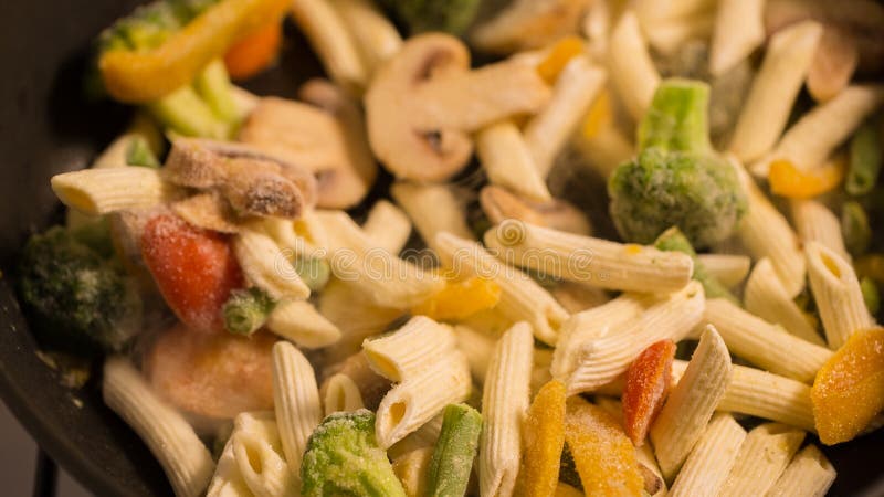 Massa De Primavera Com Cogumelos Foto de Stock - Imagem de fettucina ...