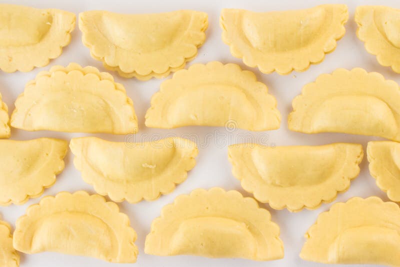 Massa Fresca Do Ravioli Forma Da Meia Lua Imagem de Stock - Imagem de ...