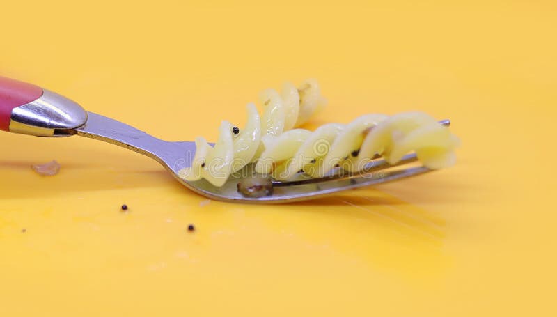 Massa Italiana Com Garfo Em Fundo Amarelo Foto de Stock - Imagem de ...
