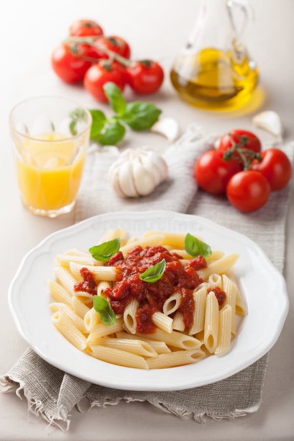 Massa Italiana Com Molho De Tomate Foto de Stock - Imagem de gourmet ...
