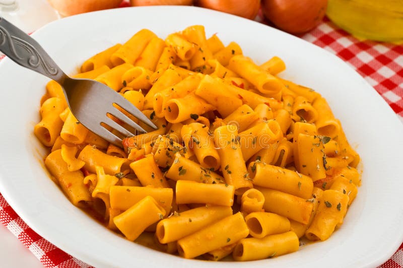 Massa Italiana Com Molho De Tomate. Foto de Stock - Imagem de placa ...