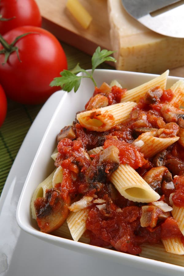 Massa Italiana Com Molho E Parmesão De Tomate Foto de Stock - Imagem de ...