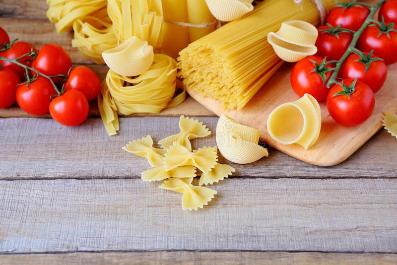 Massa Italiana Com Variedade Do Tomate Imagem de Stock - Imagem de ...