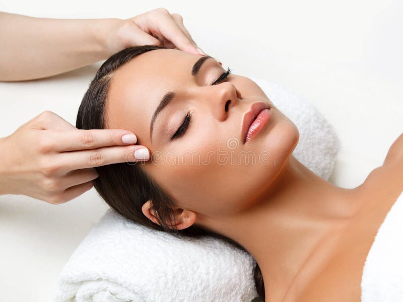 Massage De Visage Plan Rapproch De Jeune Femme Atteignant Le