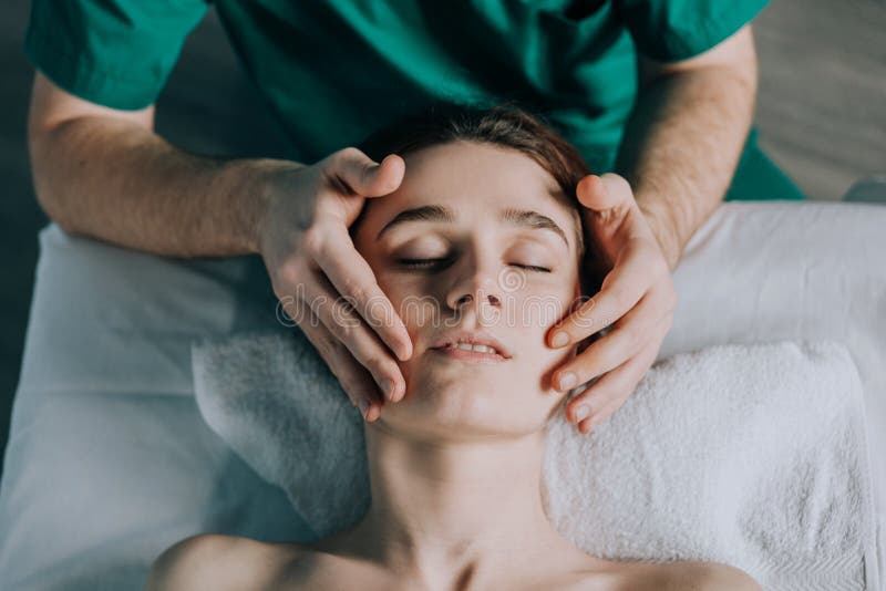 Massage Du Visage Les Mains Masculines Font Des Massages Principal à
