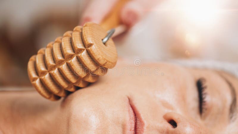 Massage Du Visage Maderotherapy Avec Le Rouleau De Bois Réduction Des