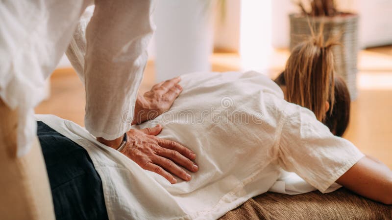 Massagem Nas Costas Do Shiatsu Foto De Stock Imagem De Tratamento
