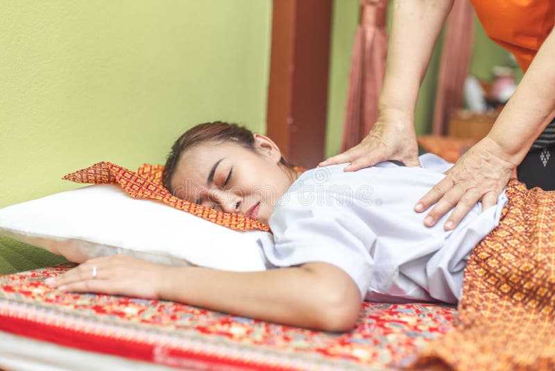 Massagem Tradicional De Relaxamento Do Tailandês Realizada Por Um
