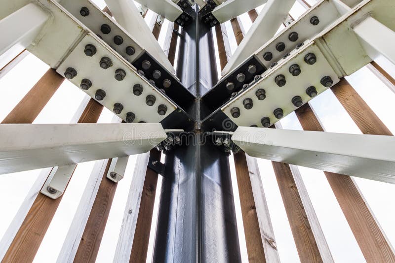 Massieve Stalen Balken Eendtoend Met Bouten En Moeren Op De Constructie ...