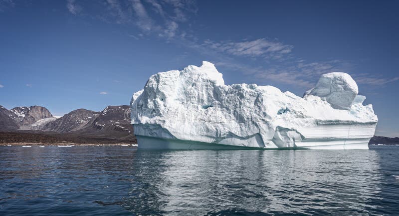 Massive Iceberg with Mountain Backdrop in Disko Bay in Greenland Stock ...