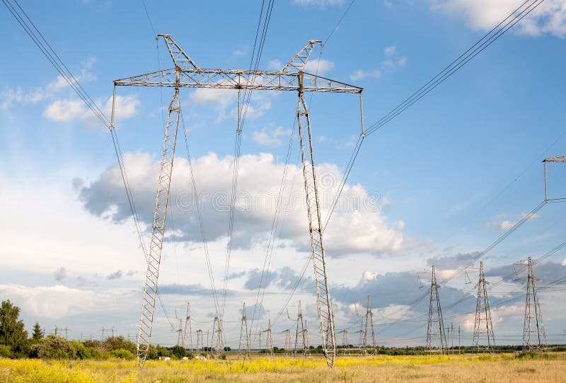 Masten Des Elektrischen Stroms Stockfoto - Bild von industrie, metall ...