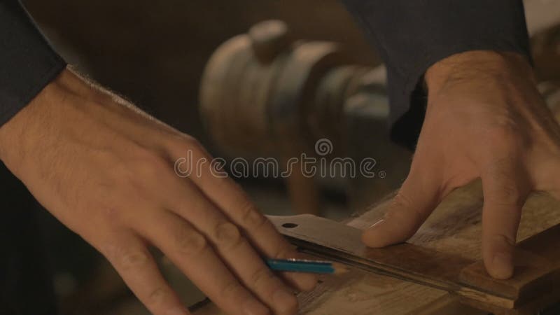 Video: master carpenter makes basting on the Board with a pencil, draws ...