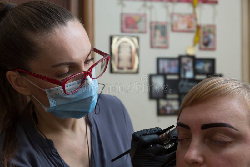 Master Paints the Eyebrows of a Client at Home during a Pandemic ...
