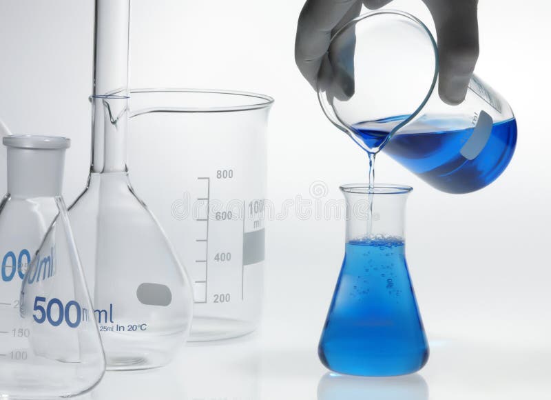 Outils de laboratoire photo stock. Image du table, classe - 13024596