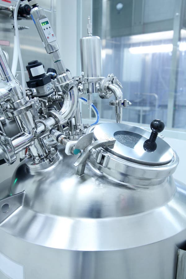 Pharmaceutics Le Travailleur Pharmaceutique Actionne La Machine De ...