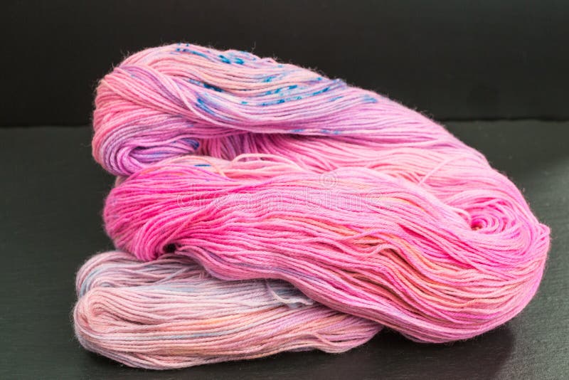 Matassa delle lane. fotografia stock. Immagine di nuovo - 12635536