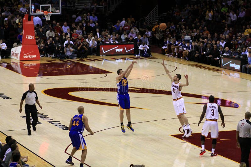 Match de basket de NBA photo éditorial. Image du rendement - 51608701