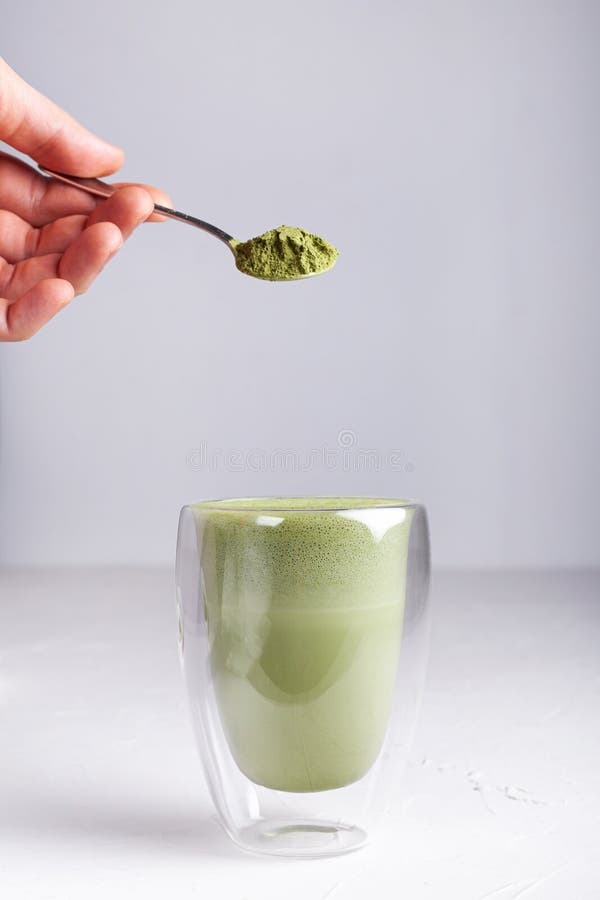 Matcha Con Leche En Un Vaso Foto de archivo - Imagen de copia, fondo ...