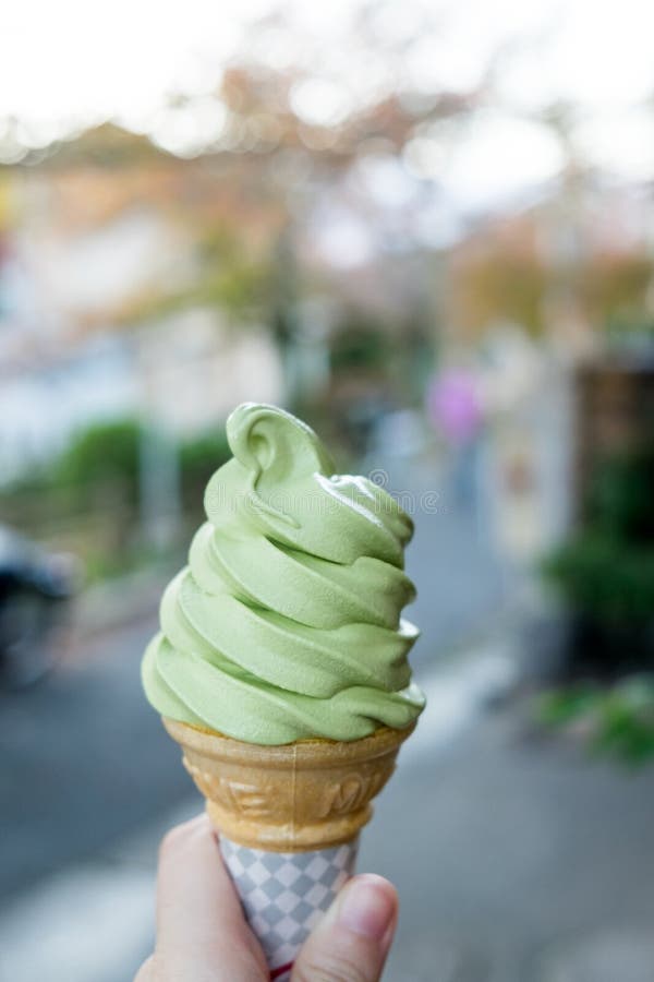 Matcha-Softeis Im Knusperigen Kegel Stockbild - Bild von sahne ...