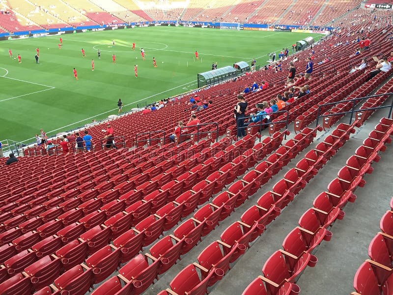 Matchs De Football De Observation Photo stock éditorial - Image du ...