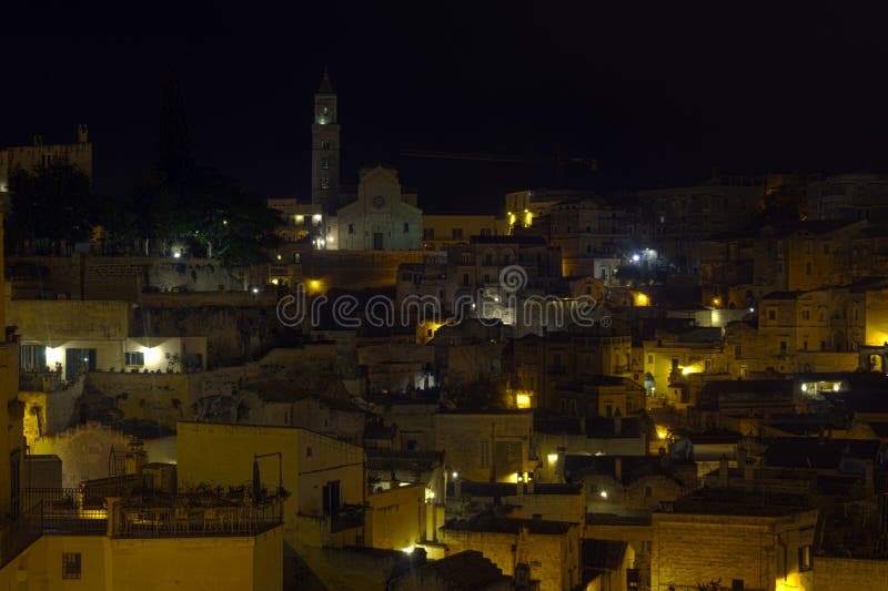 Vista Notturna Panoramica Di Matera, Italia Immagine Stock - Immagine ...