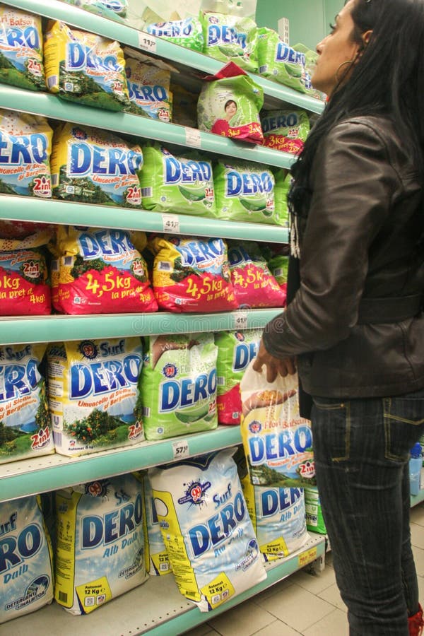 Materiales De Los Detergentes Para Ropa En Un Supermercado Fotografía ...