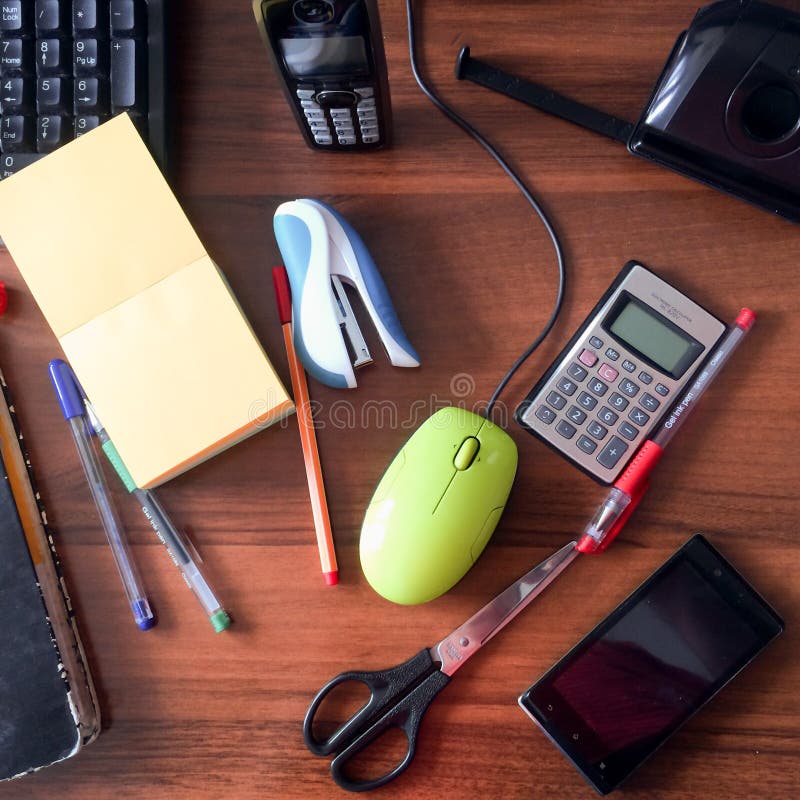 Materiales De Oficina En El Escritorio Imagen de archivo - Imagen de ...