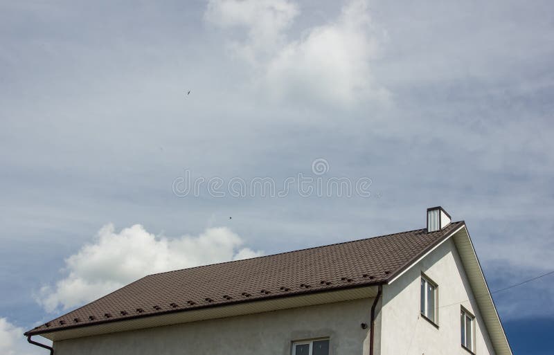 Materiales De Techado Para El Techo De La Casa Foto de archivo - Imagen ...