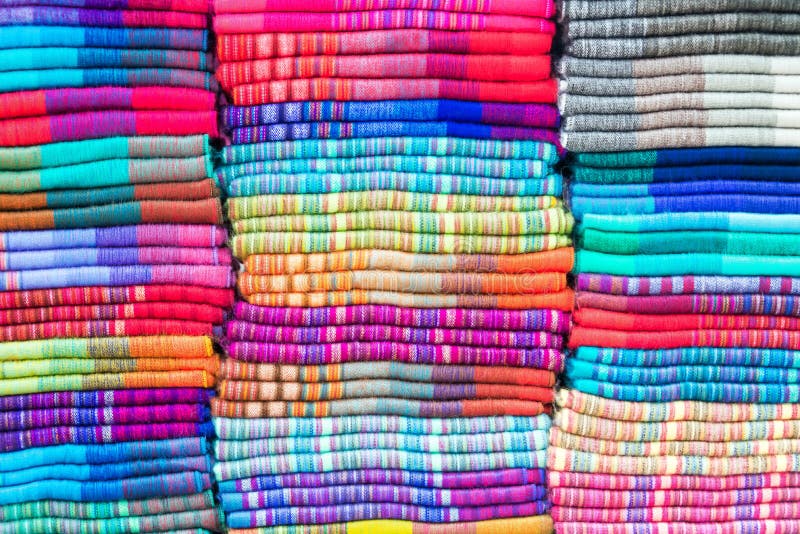 Materias Textiles Coloridas Tradicionales En Otavalo, Ecuador Foto de ...