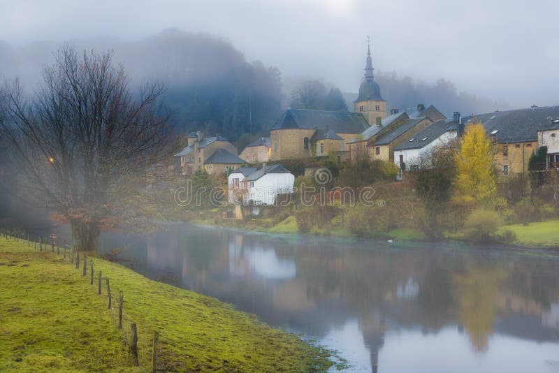 Matin brumeux en Belgique photo stock. Image du brouillard - 33280026