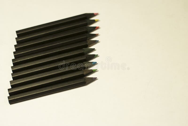 Matite Colorate Il Nero Su Fondo Bianco Fotografia Stock - Immagine di ...