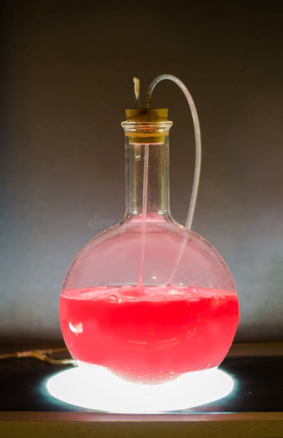 Matraccio Tarato Con L'esperimento Chimico Liquido Rosa Fotografia ...