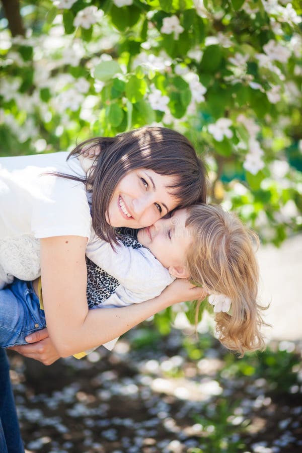 A matriz abraça a filha foto de stock. Imagem de pequeno - 93995948