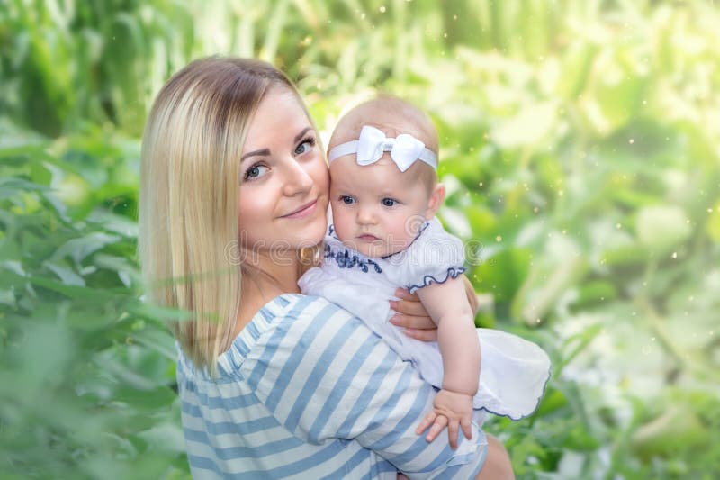 A matriz abraça sua filha foto de stock. Imagem de encantador - 120728152