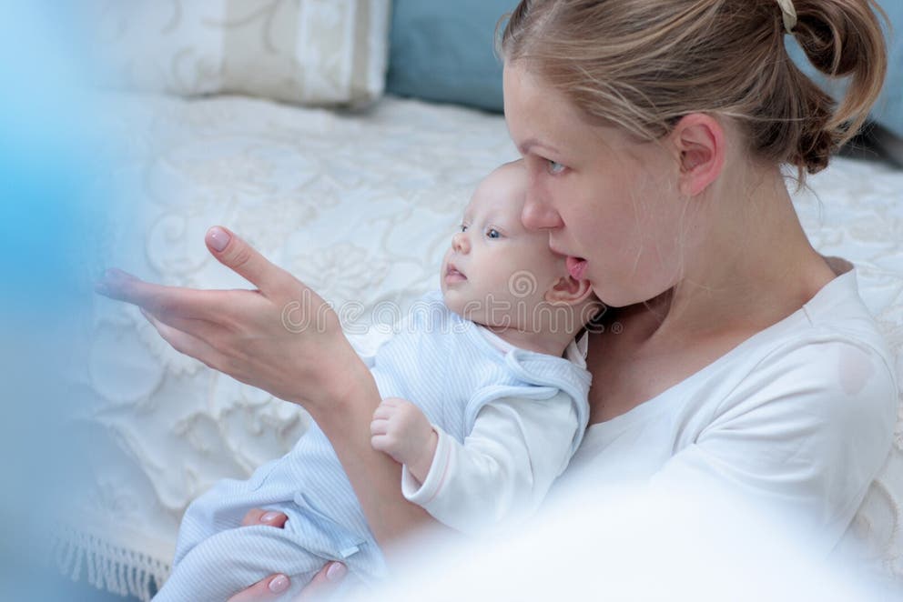 Matriz com bebé imagem de stock. Imagem de descanso, instrua - 7364077