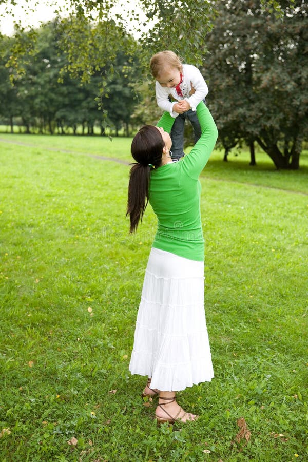 Matriz e filha foto de stock. Imagem de parque, amor, descanso - 6372946