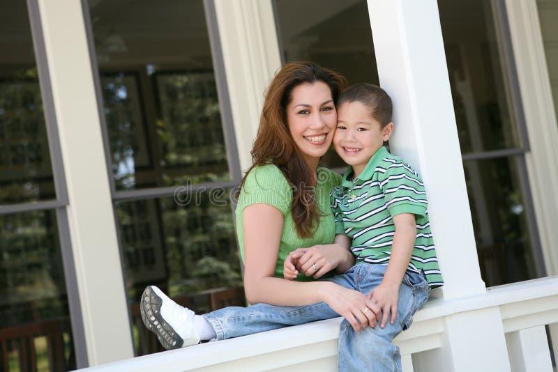 Matriz e filho foto de stock. Imagem de descanso, menina - 4873264