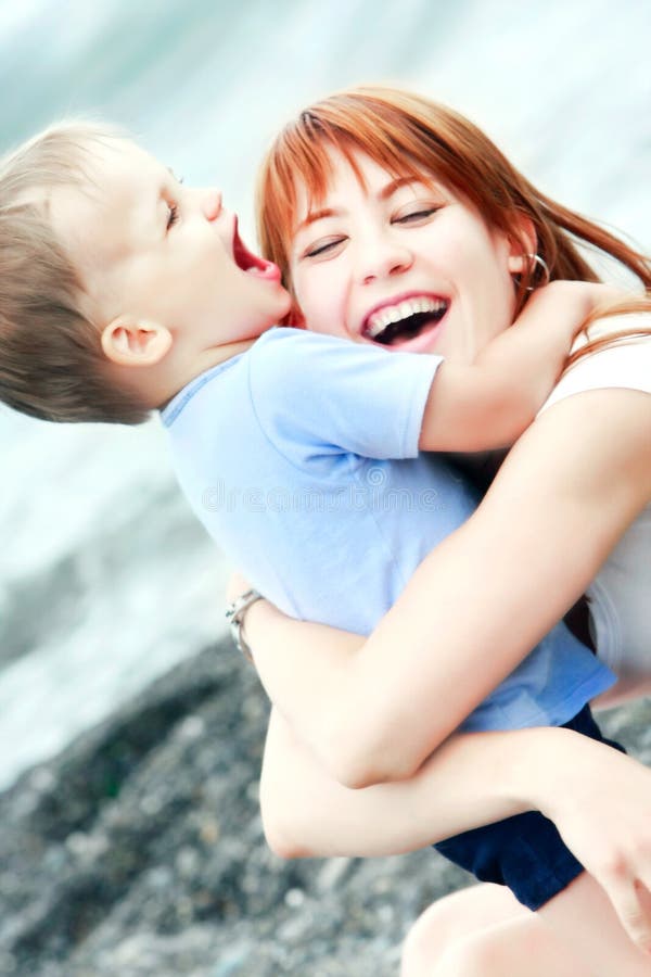 Mãe e filho felizes foto de stock. Imagem de bonito, conceito - 10237872