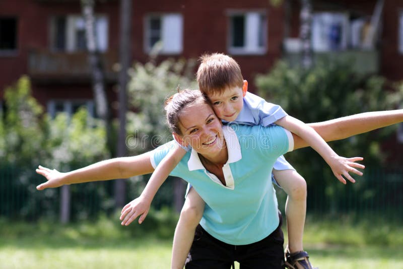 Matriz Feliz E Seu Filho Pequeno Foto de Stock - Imagem de feliz ...