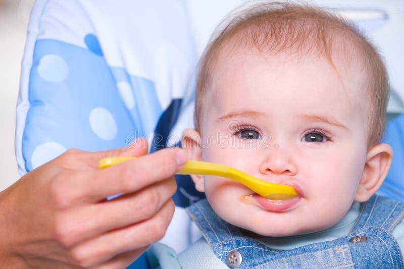 Matriz Que Alimenta O Bebê Com Fome Foto de Stock - Imagem de retrato ...