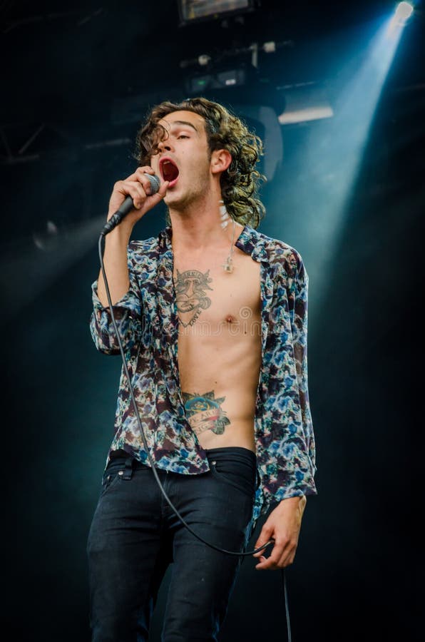 Matthew Healy 1975 (Band) redaktionelles stockfotografie. Bild von ...