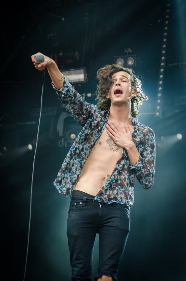 Matthew Healy de the 1975 imagen editorial. Imagen de etapa - 42825090