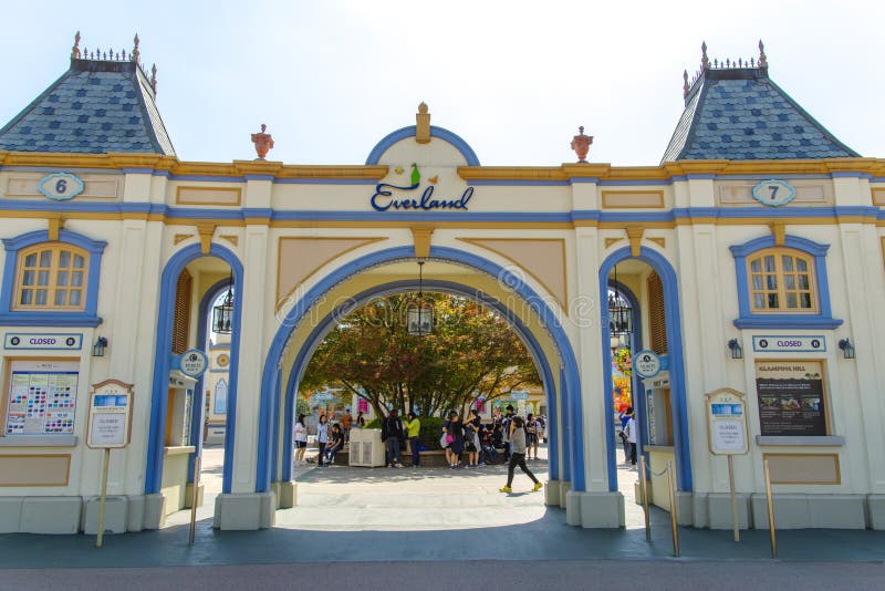 May 25, 2017 Main Gate at Everland, YoungIn City, South Korea Editorial ...