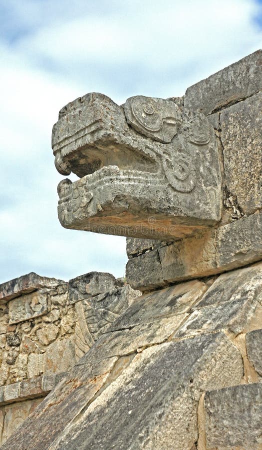 Maya Stone Head Sculpture stock afbeelding. Image of beeldhouwwerk ...