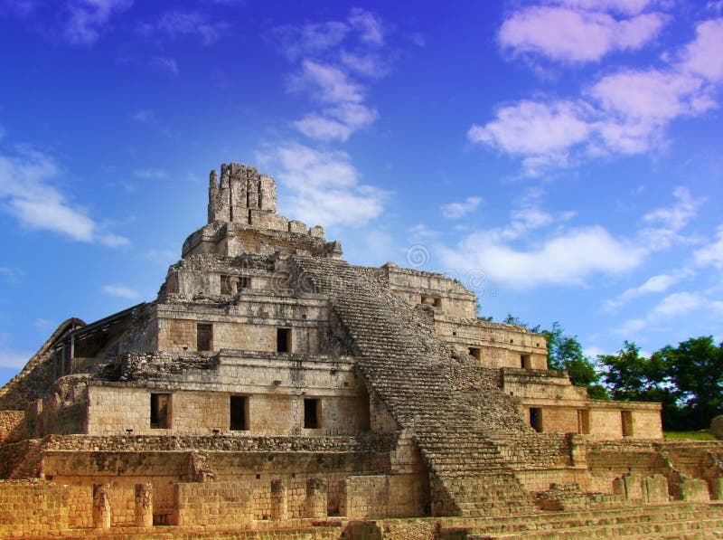 Maya Tempel stock foto. Image of gebied, trap, yucatan - 16562644